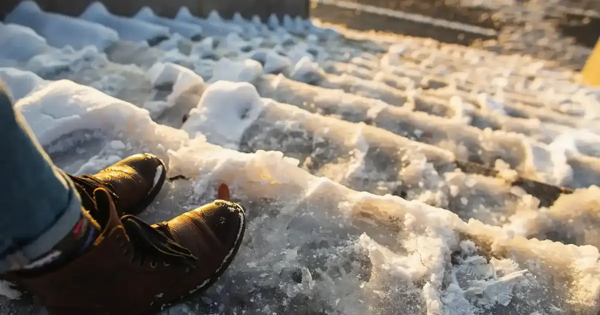 How to Melt Ice From Stairs and Driveway Without Salt